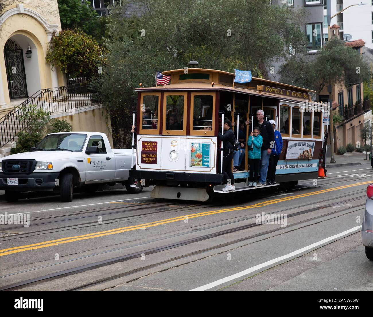 Crowded Cable Car passes the famous Lombard Street in San Francisco ...