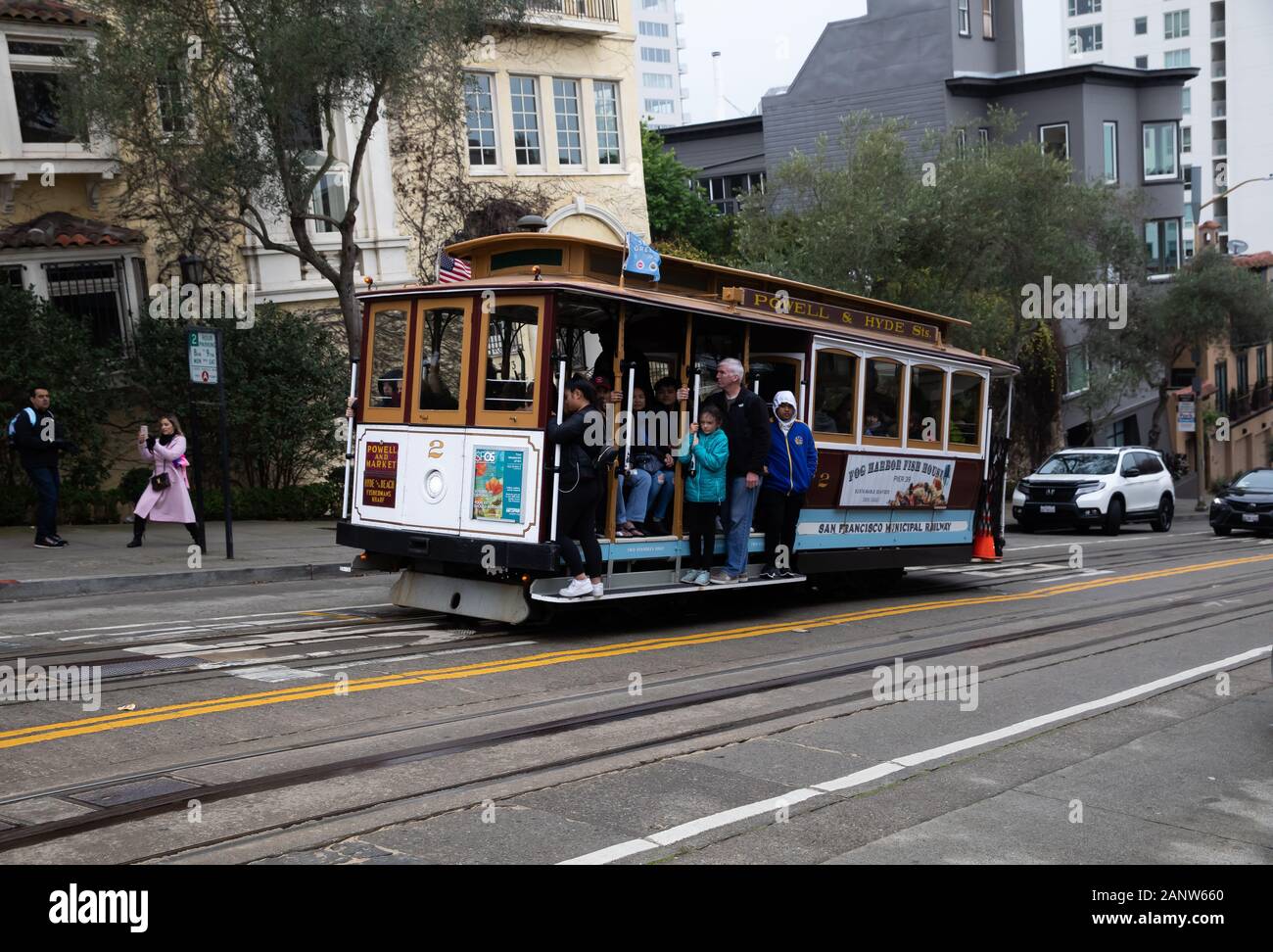Crowded Cable Car passes the famous Lombard Street in San Francisco ...
