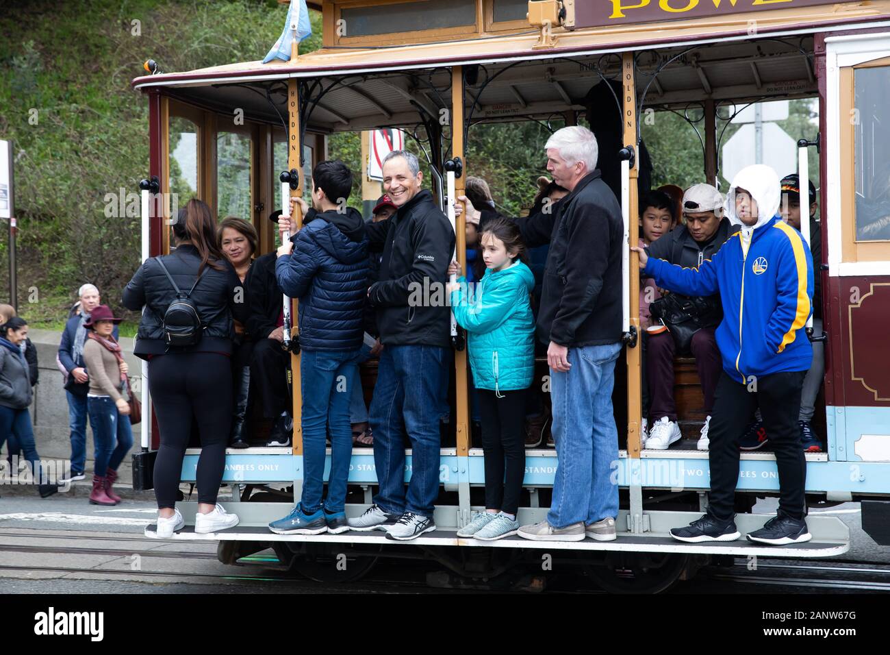 Crowded Cable Car passes the famous Lombard Street in San Francisco ...
