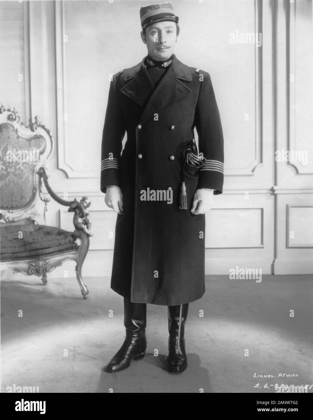 Paris artists 1930s hi-res stock photography and images - Alamy