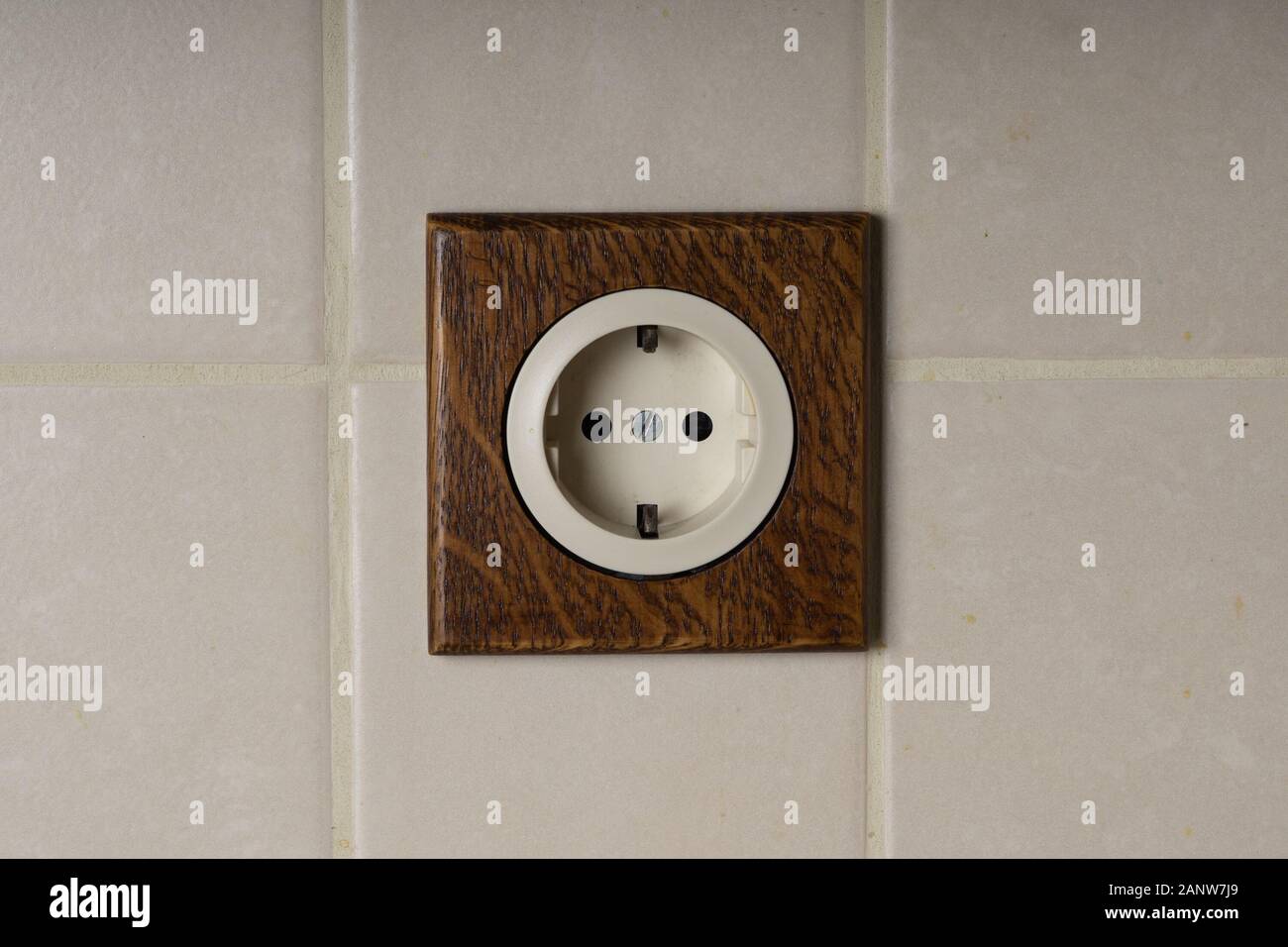 Wall socket . The process of installing an electrical outlet ...