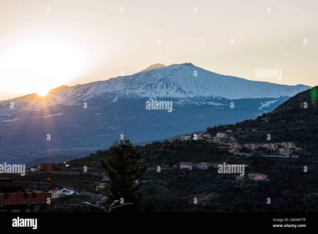 Volcano sunset hi-res stock photography and images - Alamy