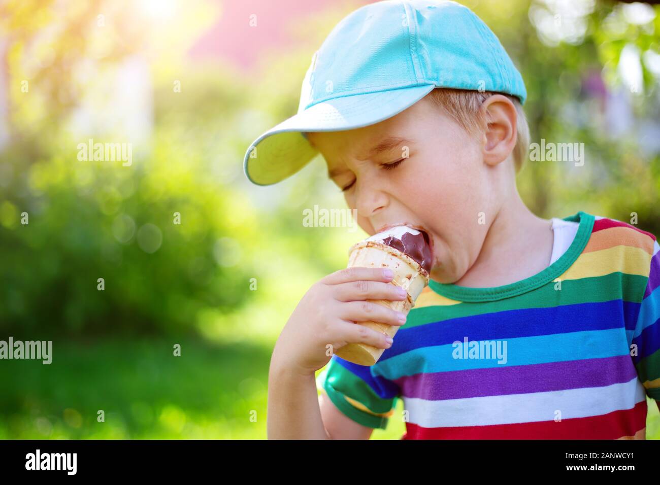 Child eating ice cream hi-res stock photography and images - Alamy