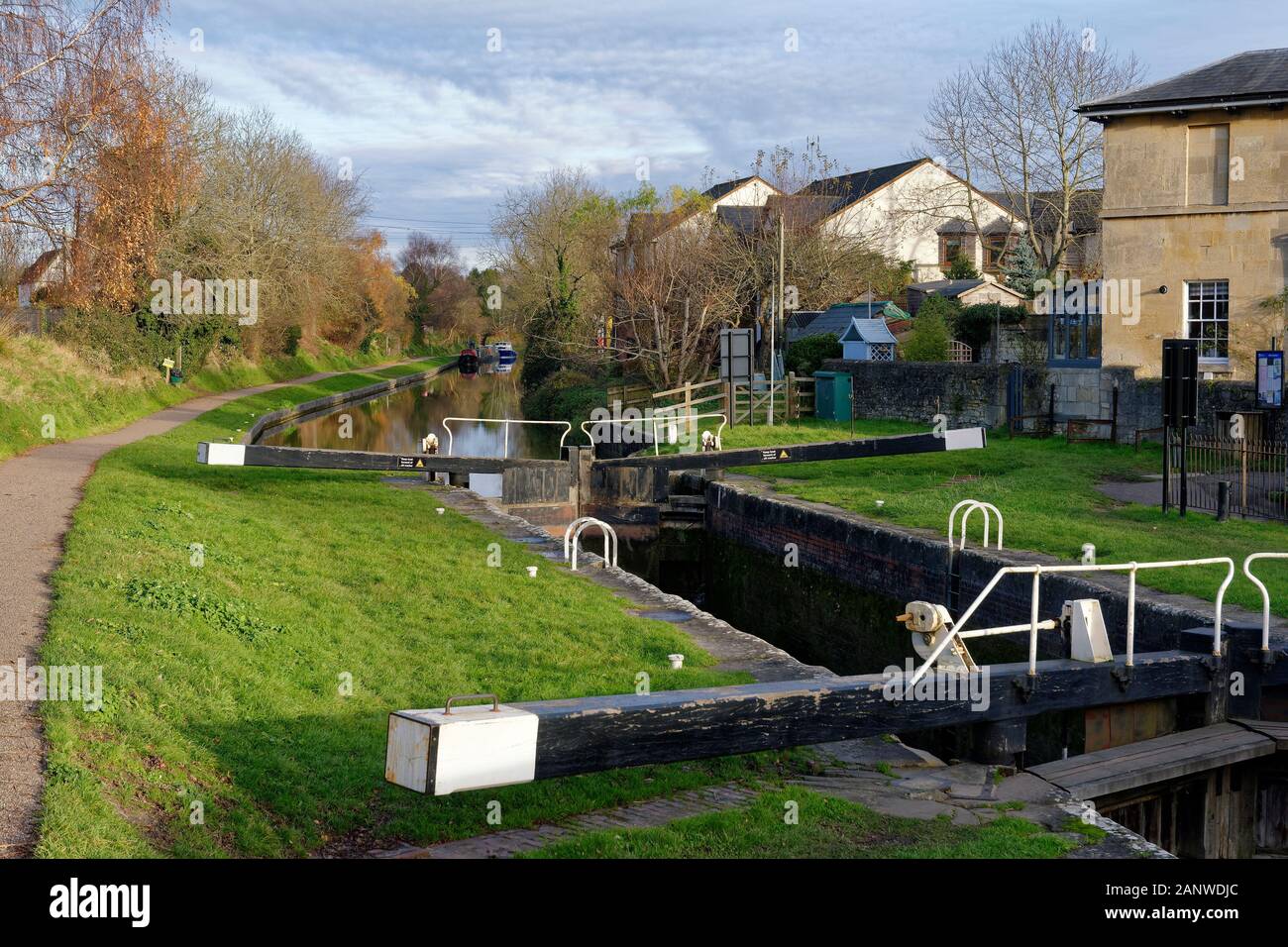 Top Lock of Caen Hill Locks on the Kennet & Avon Canal, Devizes ...