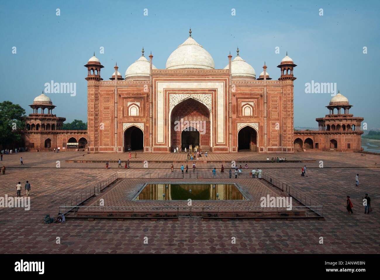 Taj mahal white marble mausoleum hi-res stock photography and images ...