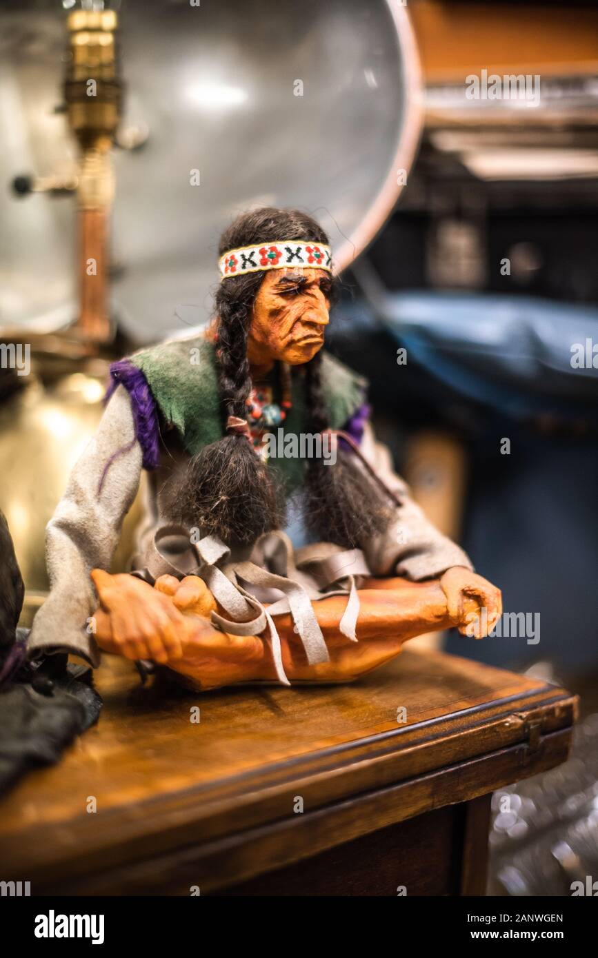Indian warriors figurine meditating Leader of Redkins with Native ...