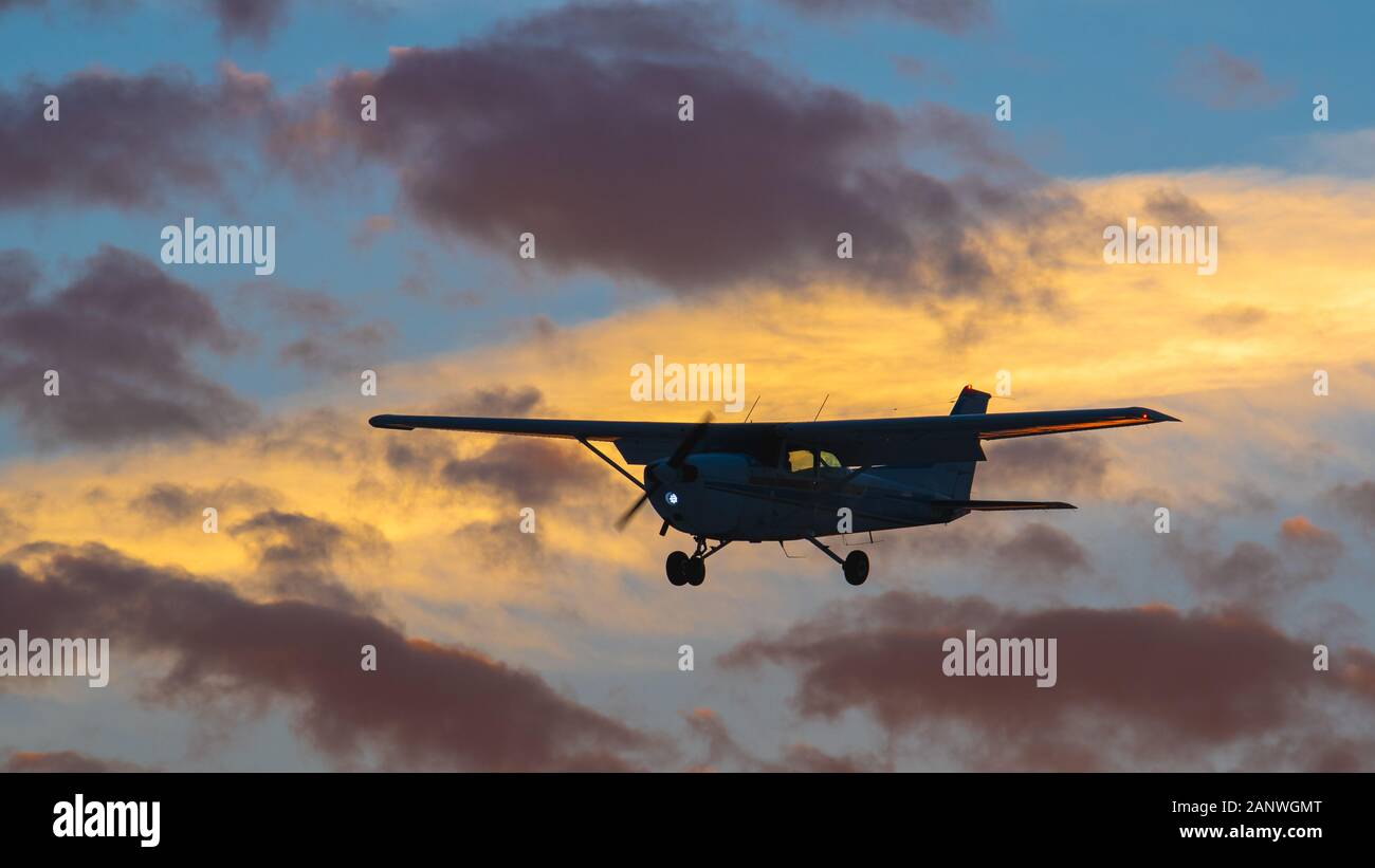 Airplane wings in sunset hi-res stock photography and images - Alamy
