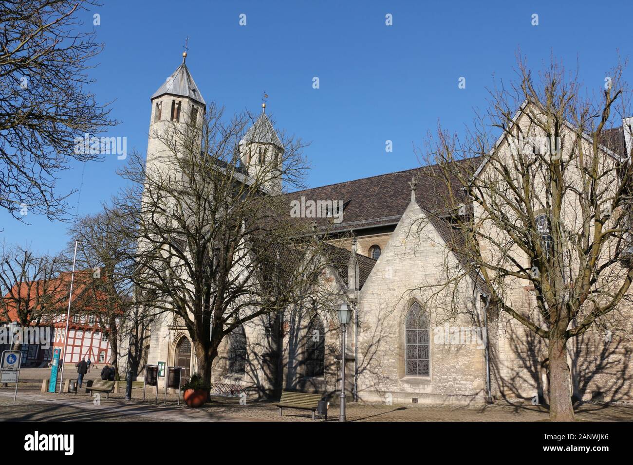 Blick auf eine historische Kirche im Zentrum von Bad Gandersheim in ...