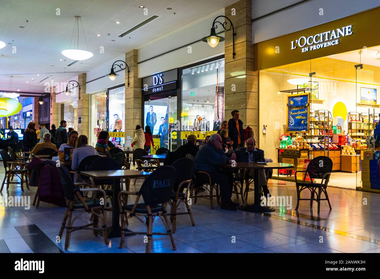 Discount, sale signs, red poster offer, mock up advertise display frame ...