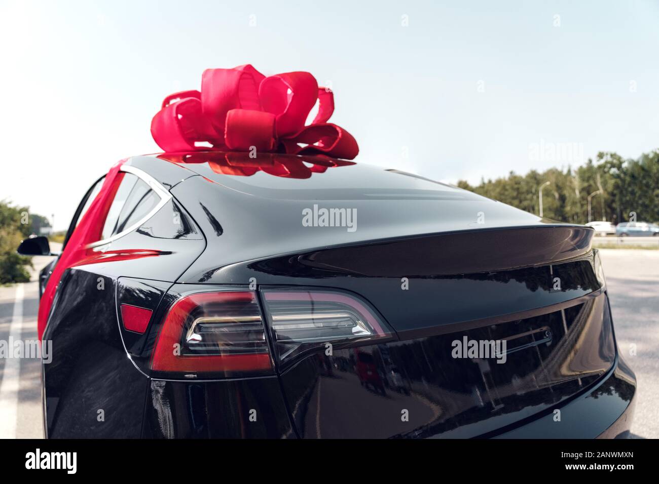 Car with bow hi-res stock photography and images - Alamy