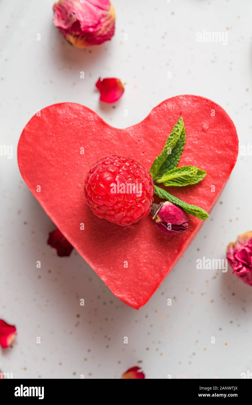 Mini cheesecake raspberries close hi-res stock photography and images ...