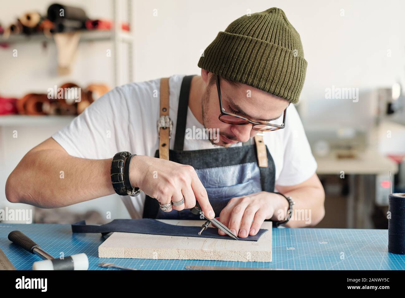 Hand calipers hi-res stock photography and images - Alamy