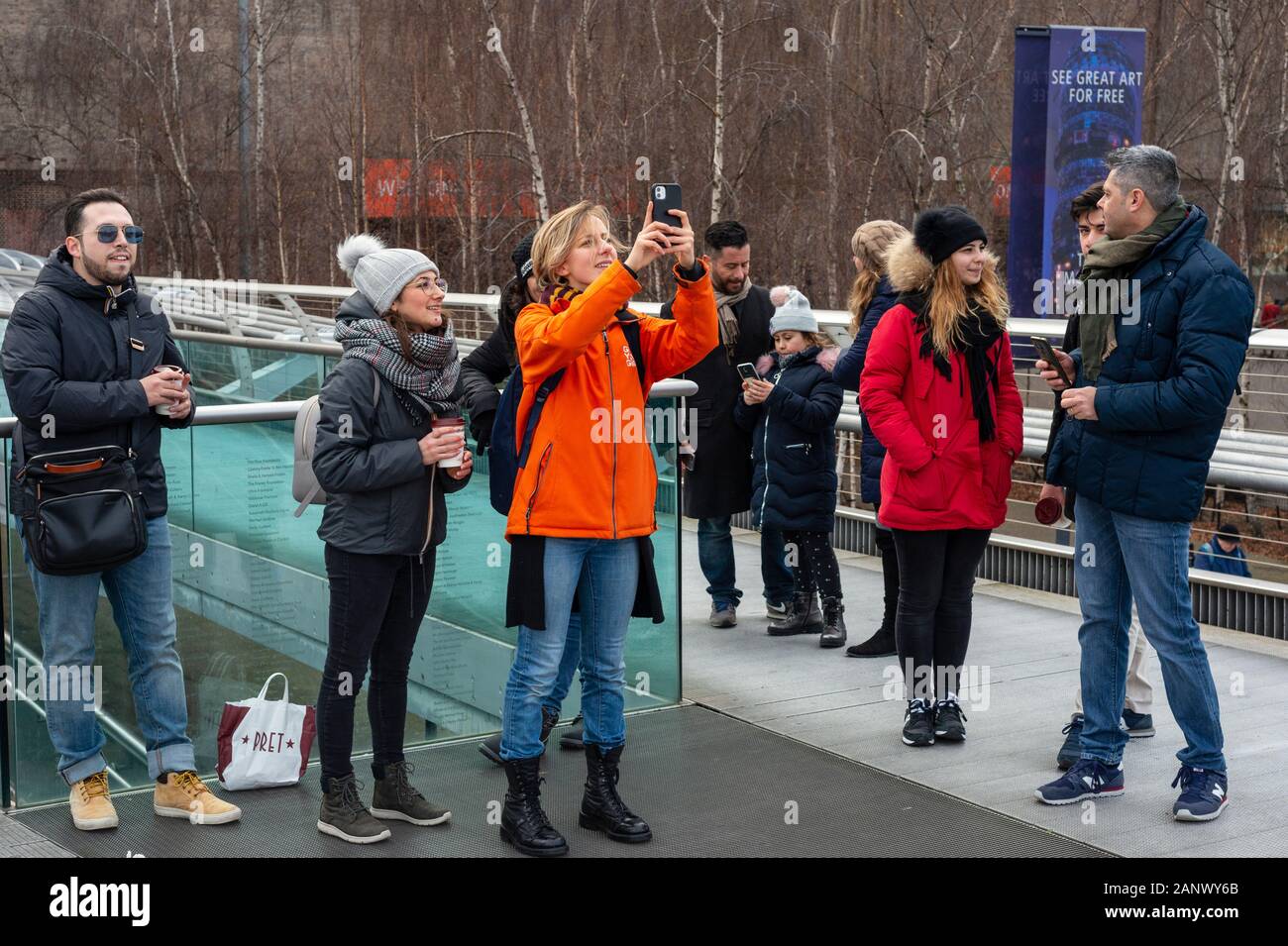 People taking photos london hi-res stock photography and images - Alamy