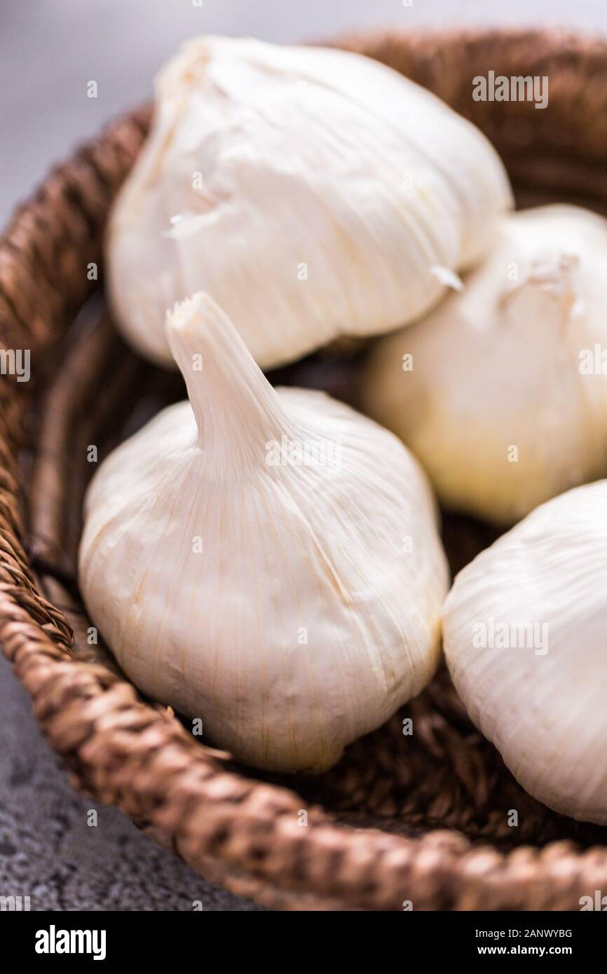 Organic garlic cloves in small basket Stock Photo - Alamy