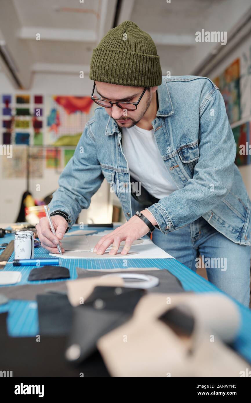 Tracing sewing patterns Stock Photo - Alamy