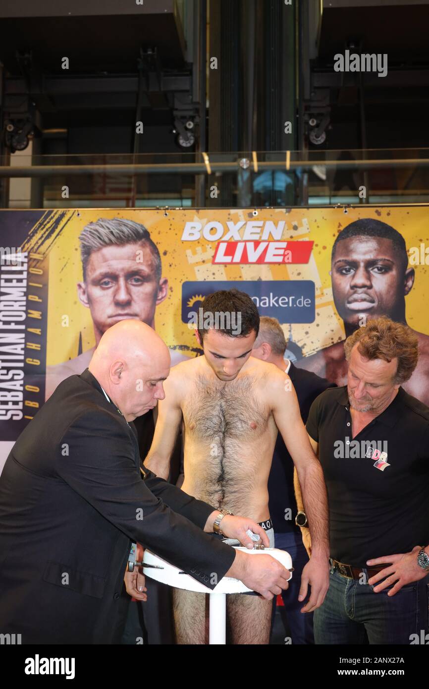 IBO und WBC Boxen Offizielles Wiegen in der Europa Passage in Hamburg ...