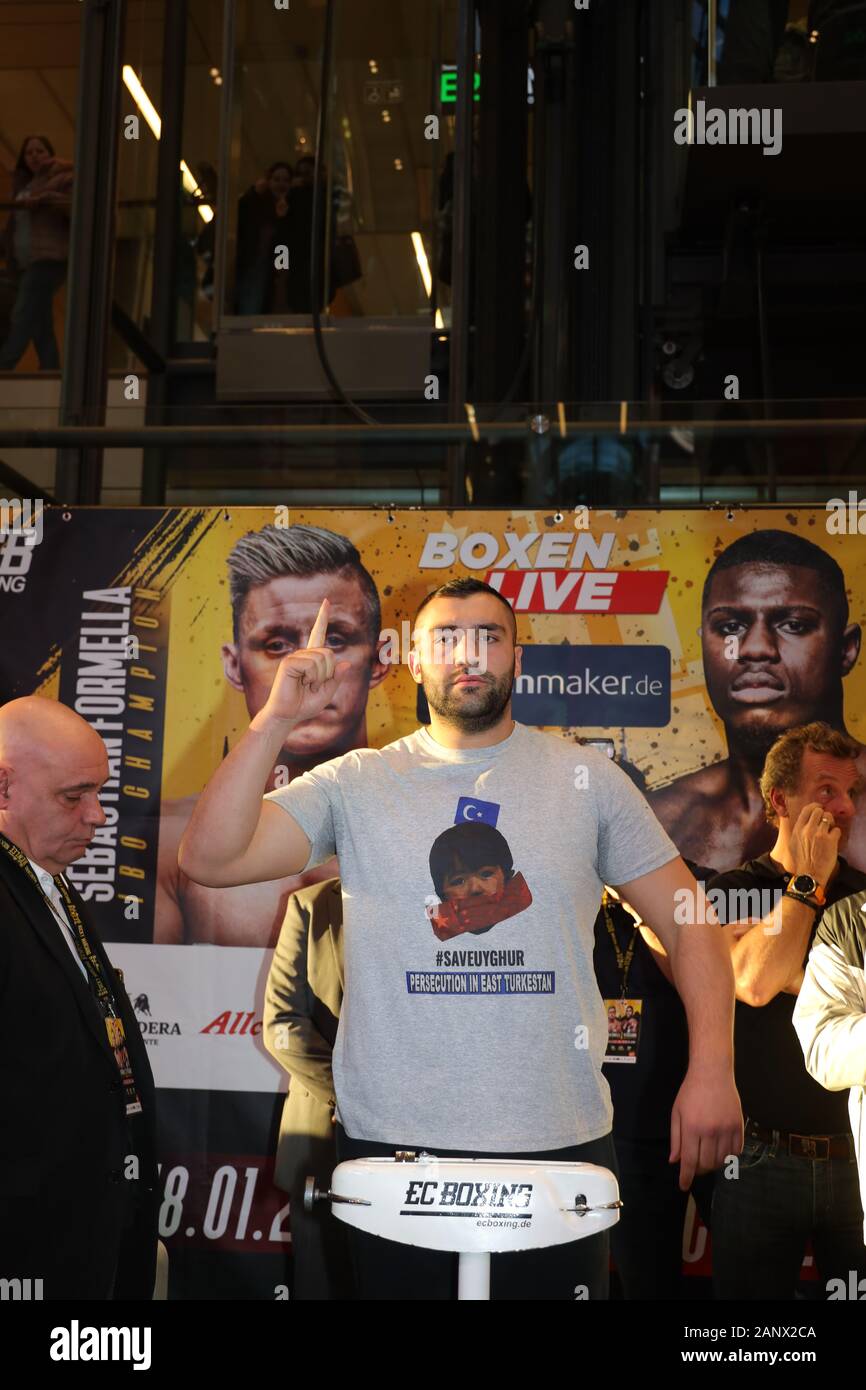 IBO und WBC Boxen Offizielles Wiegen in der Europa Passage in Hamburg ...