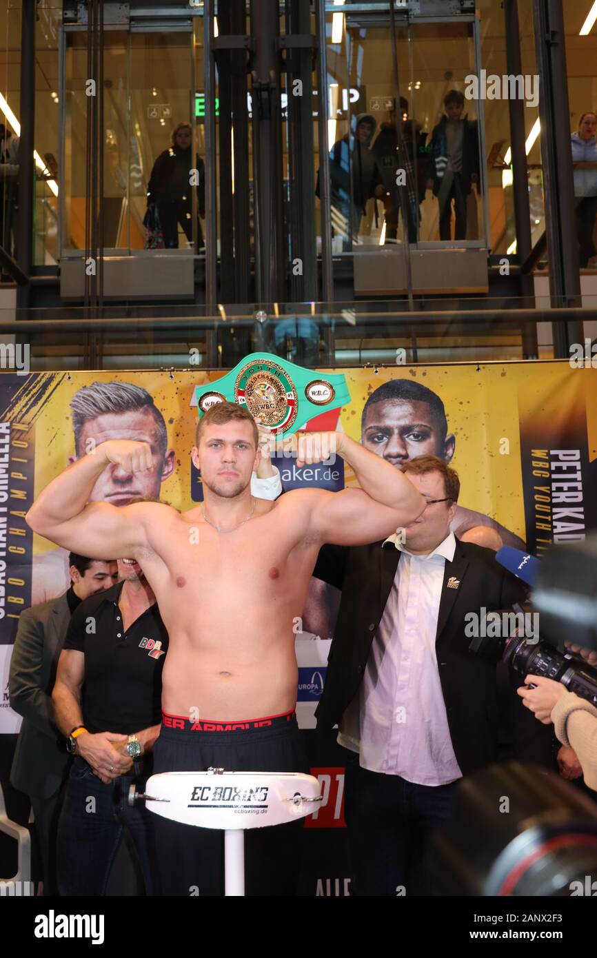 IBO und WBC Boxen Offizielles Wiegen in der Europa Passage in Hamburg ...