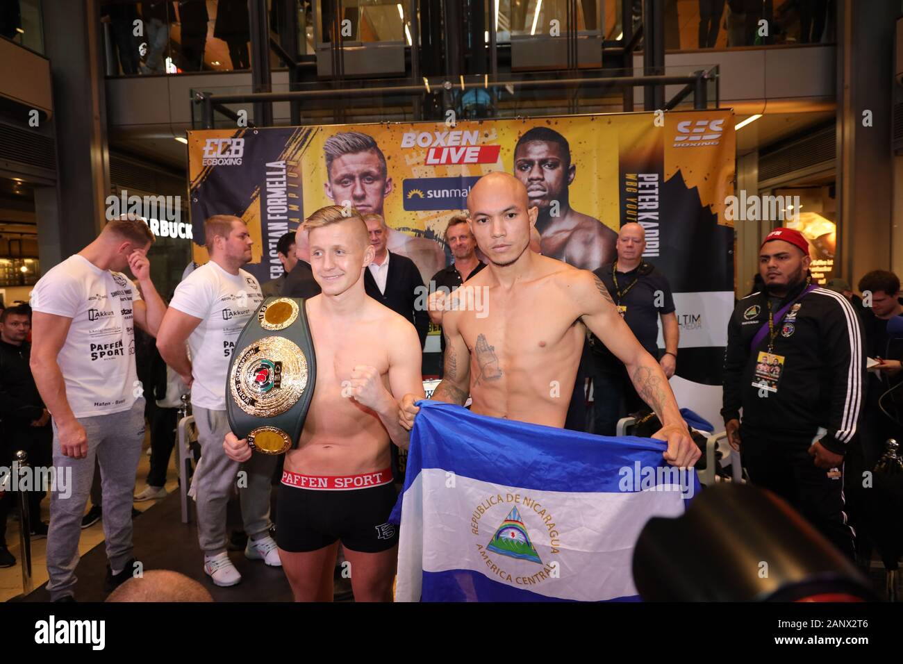 IBO und WBC Boxen Offizielles Wiegen in der Europa Passage in Hamburg ...