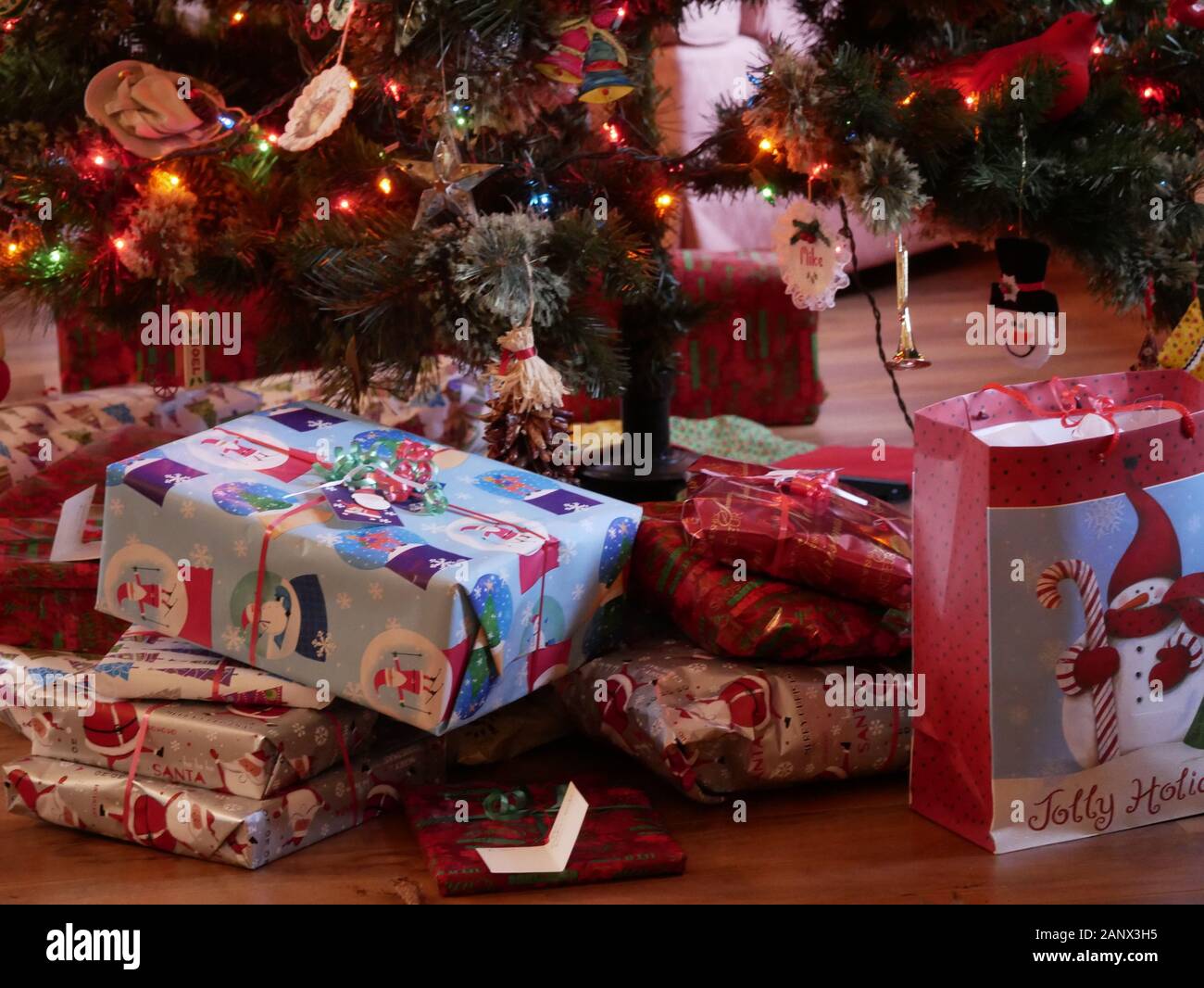 Christmas presents under a tree hi-res stock photography and images - Alamy