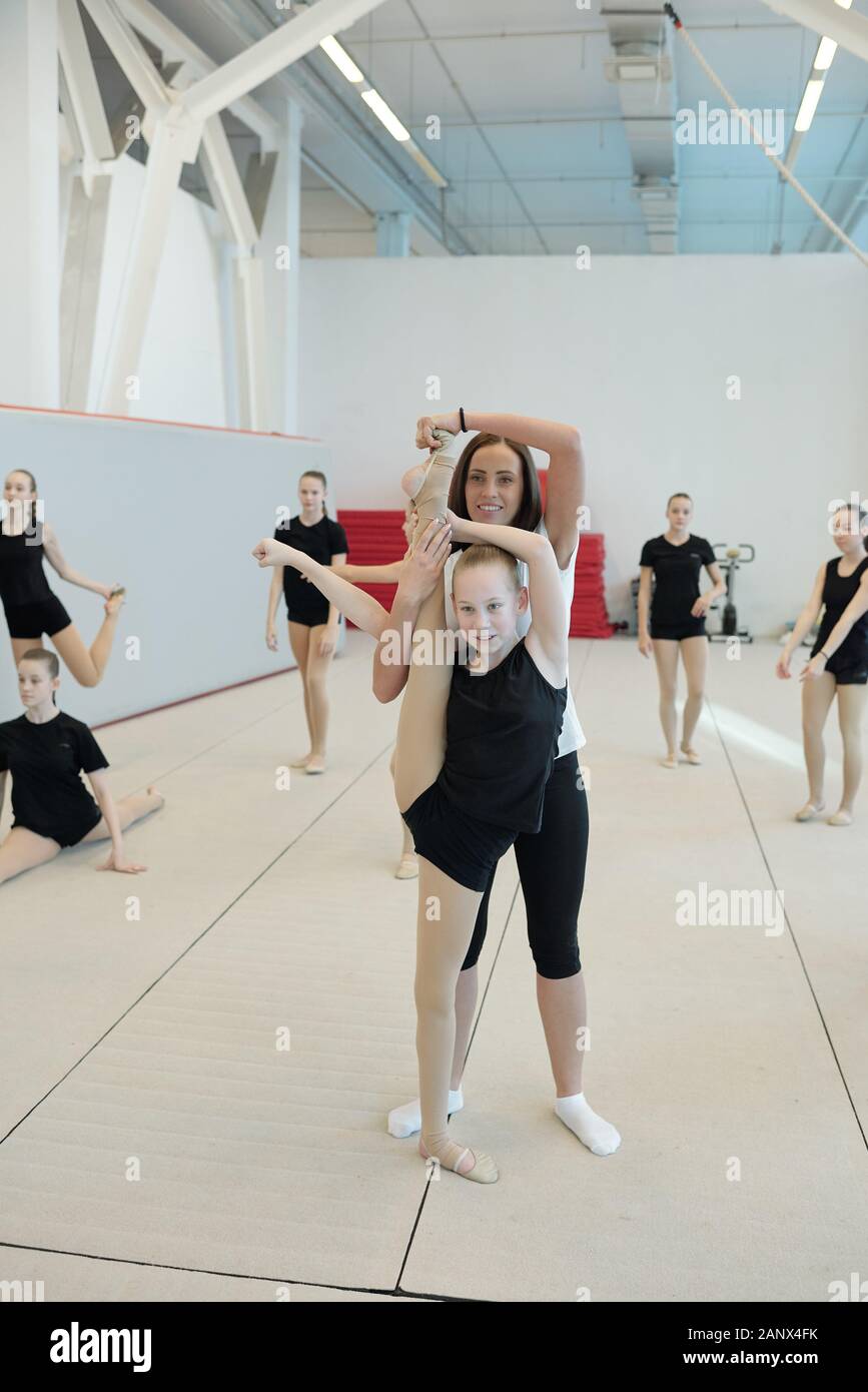 Cheerleading class in school Stock Photo - Alamy