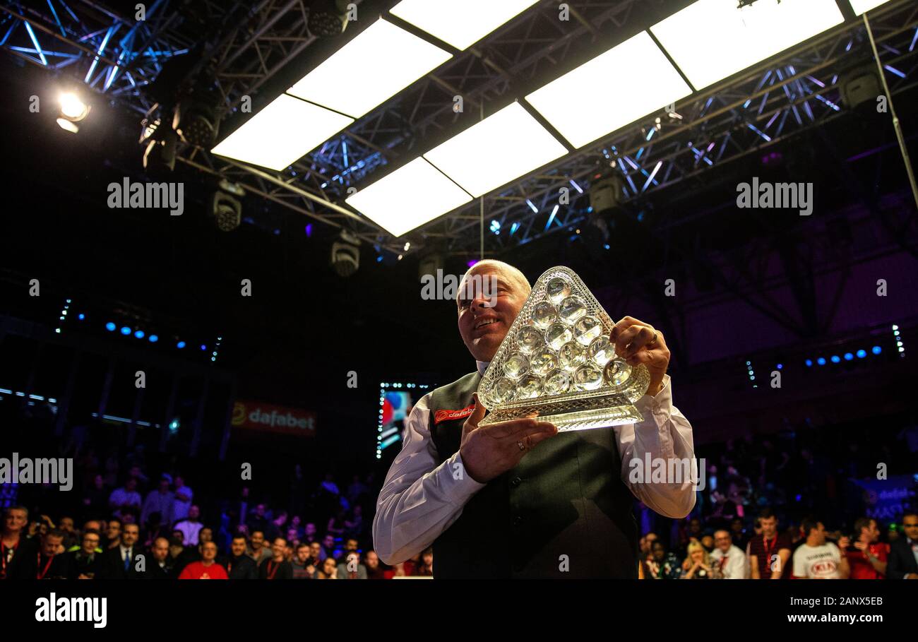 Stuart Bingham celebrates winning the Masters with the Paul Hunter ...