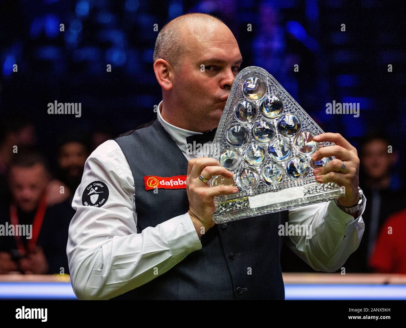 Stuart Bingham celebrates winning the Masters with the Paul Hunter ...