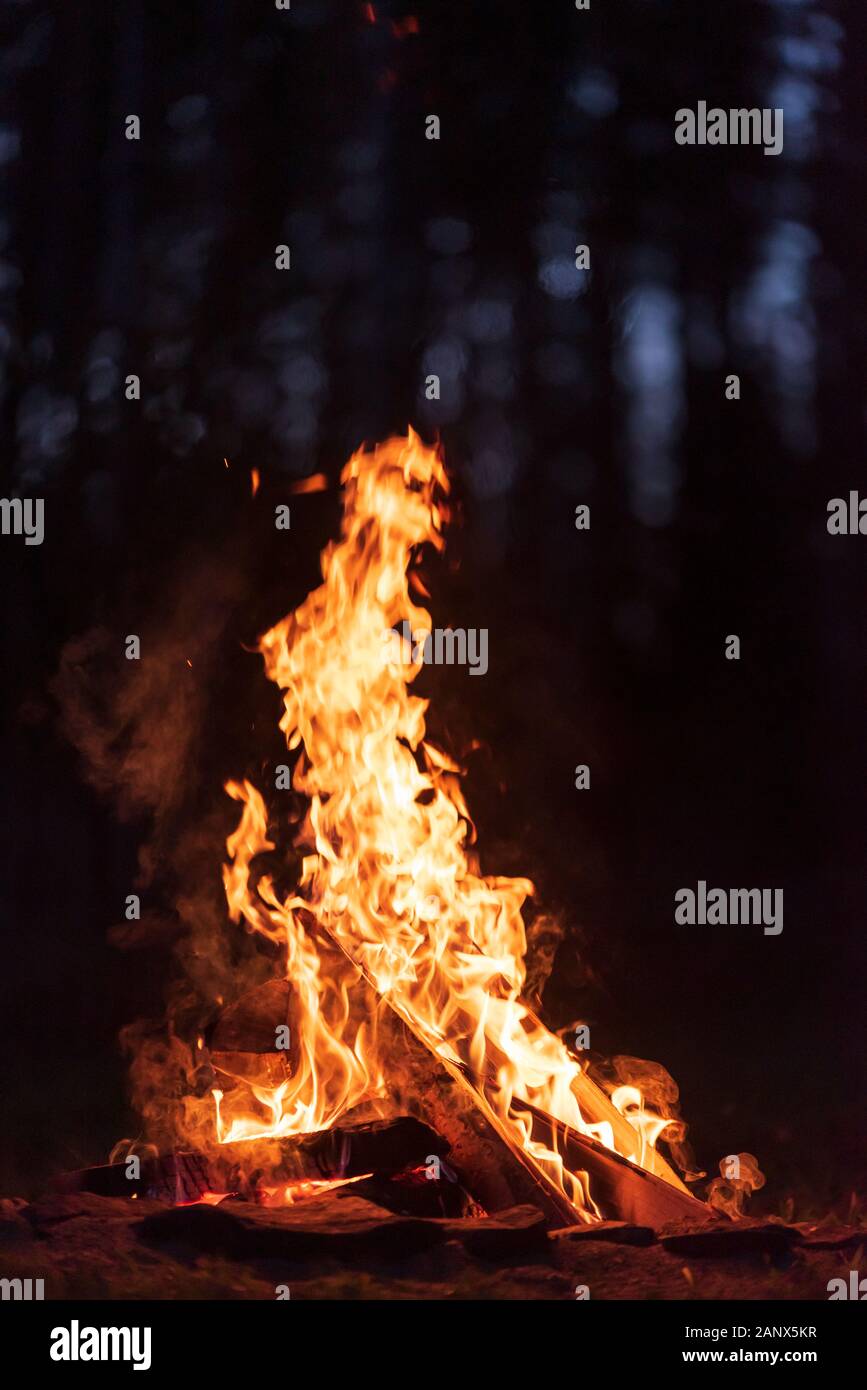 Campfire fire burning hi-res stock photography and images - Alamy