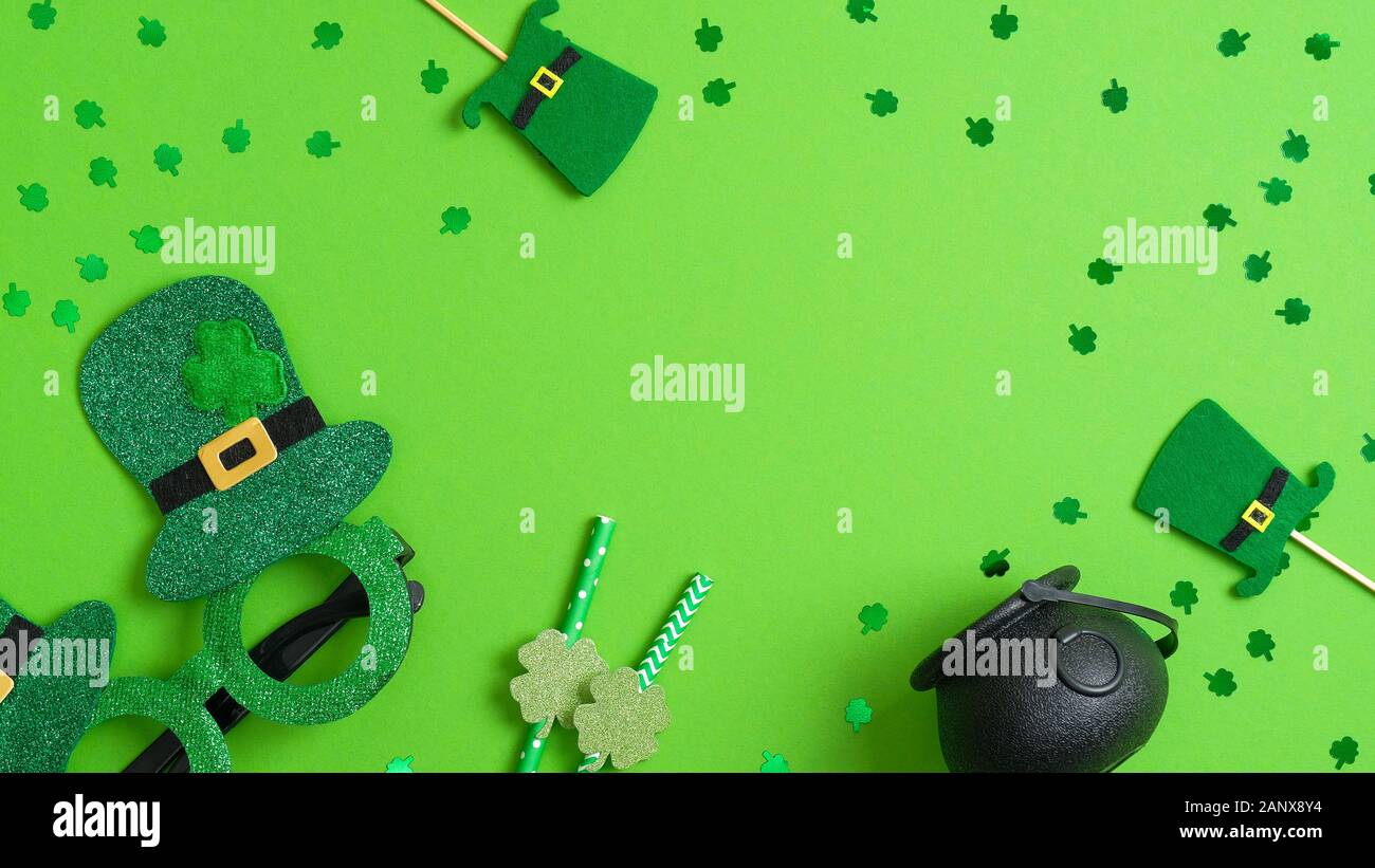 Drinking straws and party hats hi-res stock photography and images - Alamy