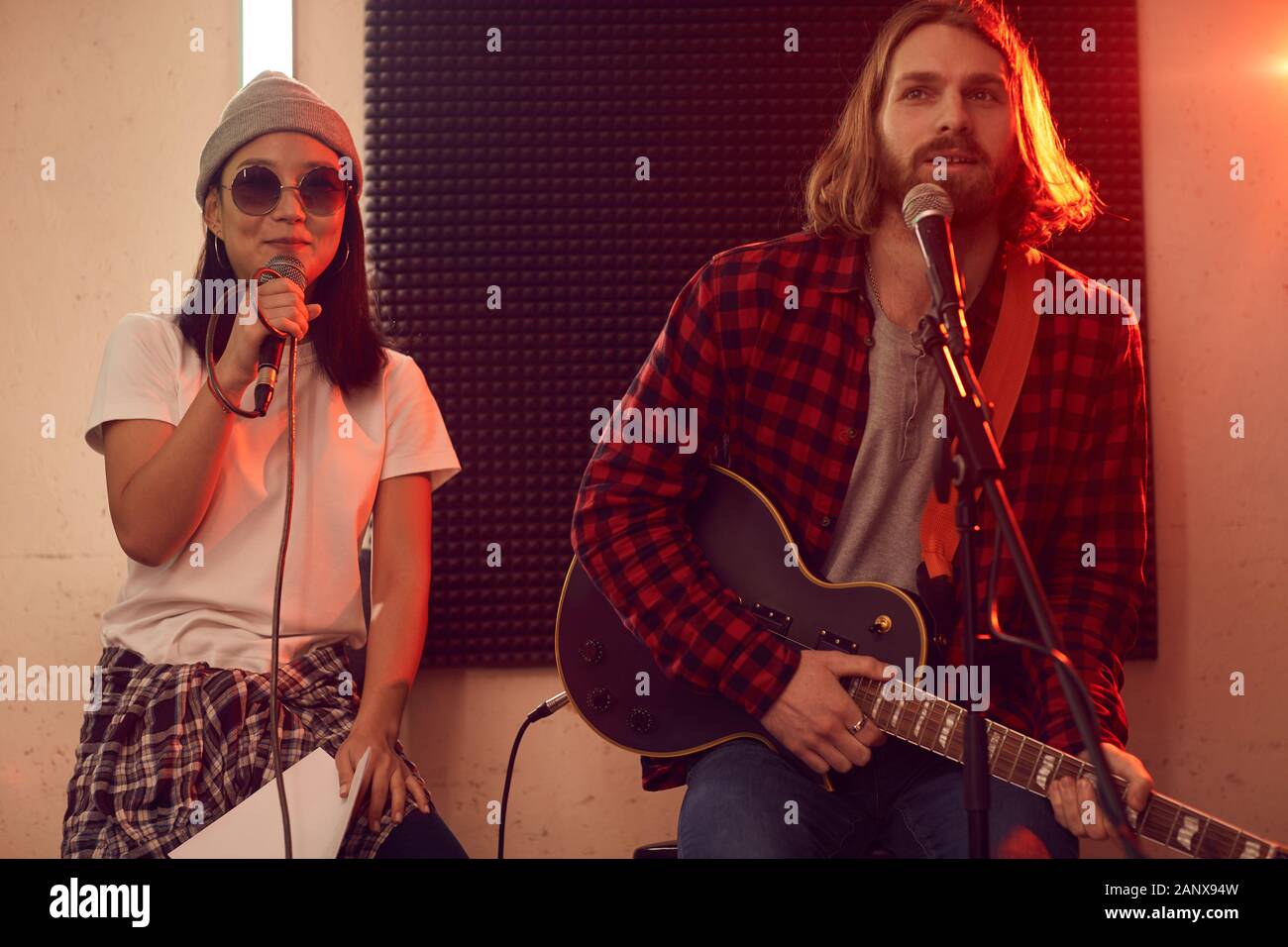 Female singer band stage guitar hi-res stock photography and images - Alamy