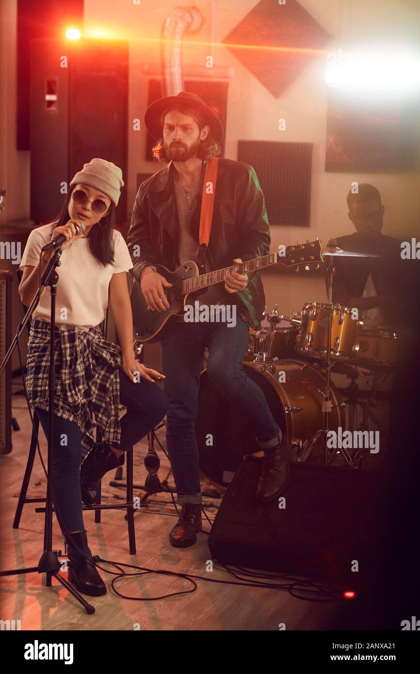 Female singer band stage guitar hi-res stock photography and images - Alamy