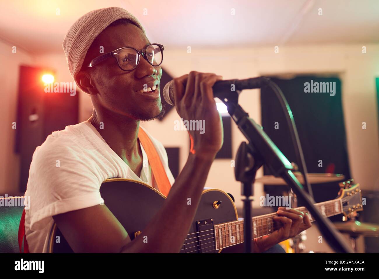Artist african guitar singer jazz hi-res stock photography and images ...