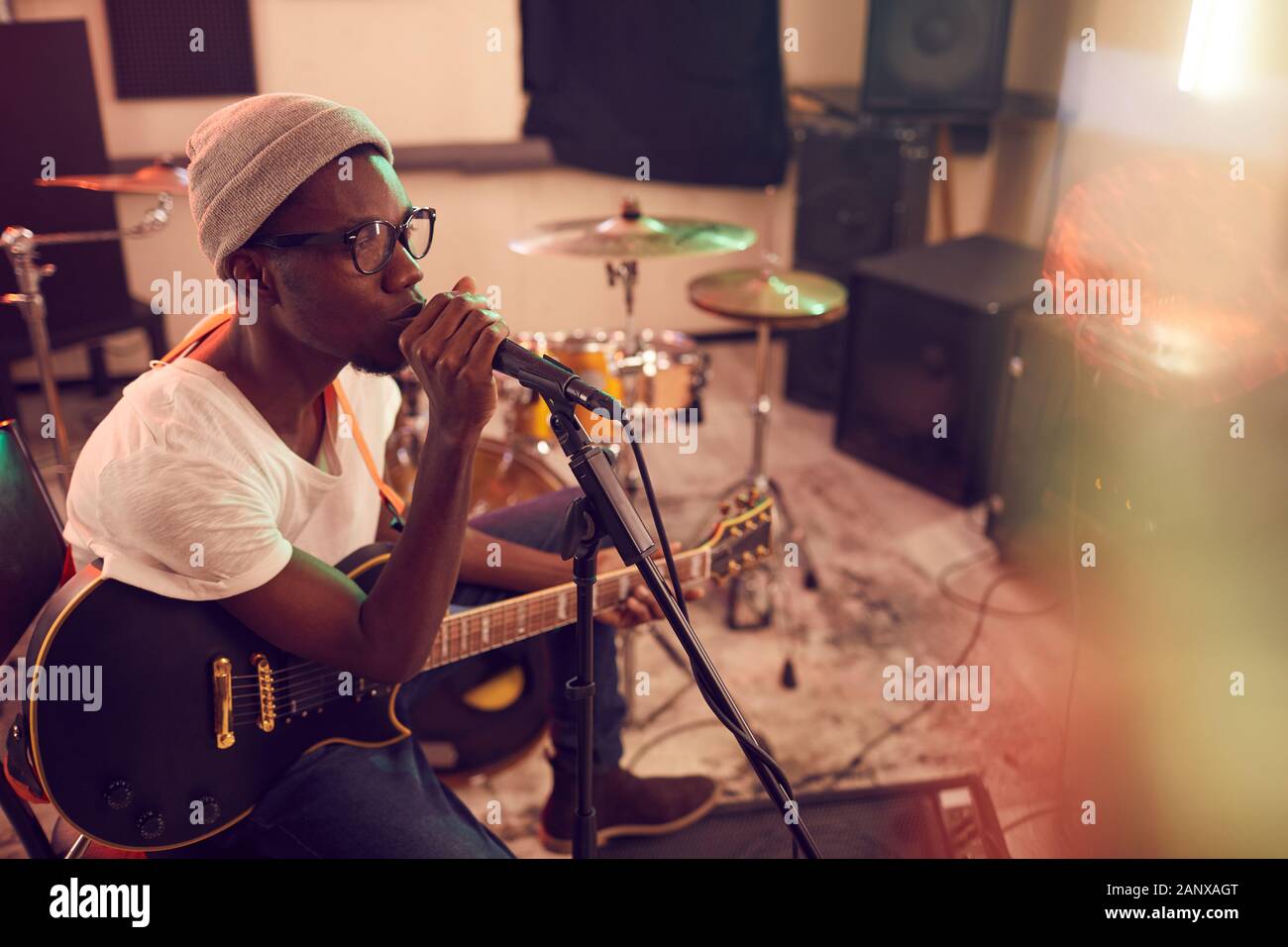 Microphone singer stage performance hi-res stock photography and images ...