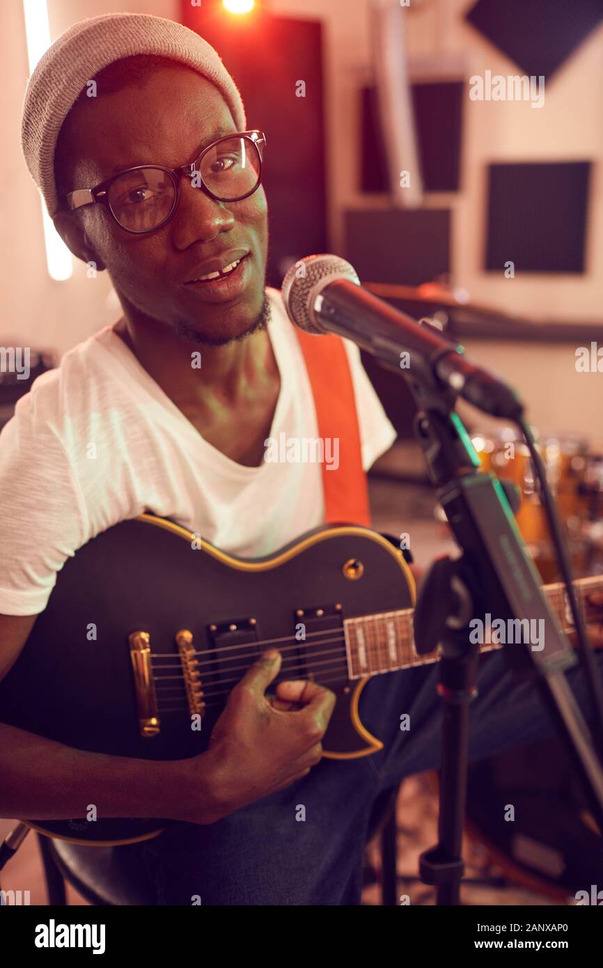 Artist african guitar singer jazz hi-res stock photography and images ...