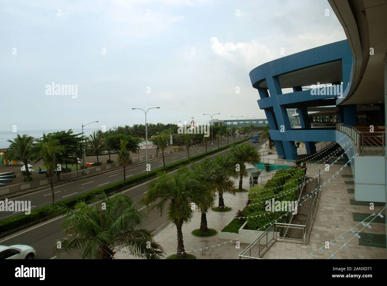 The exterior of the Mall of Asia and Seaside Boulevard, Pasay, Metro ...