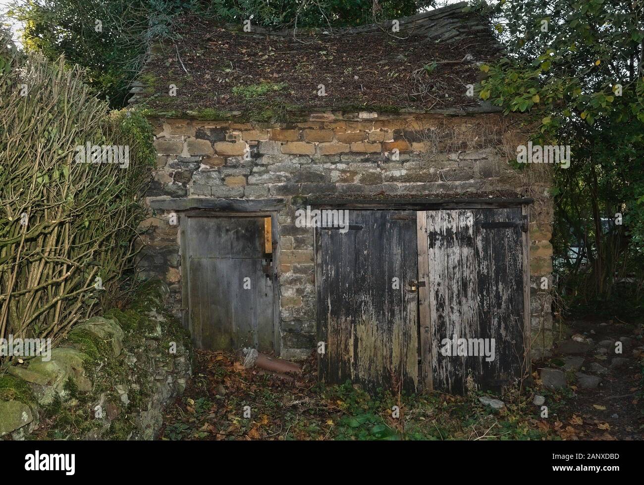 Derelict garage hi-res stock photography and images - Alamy