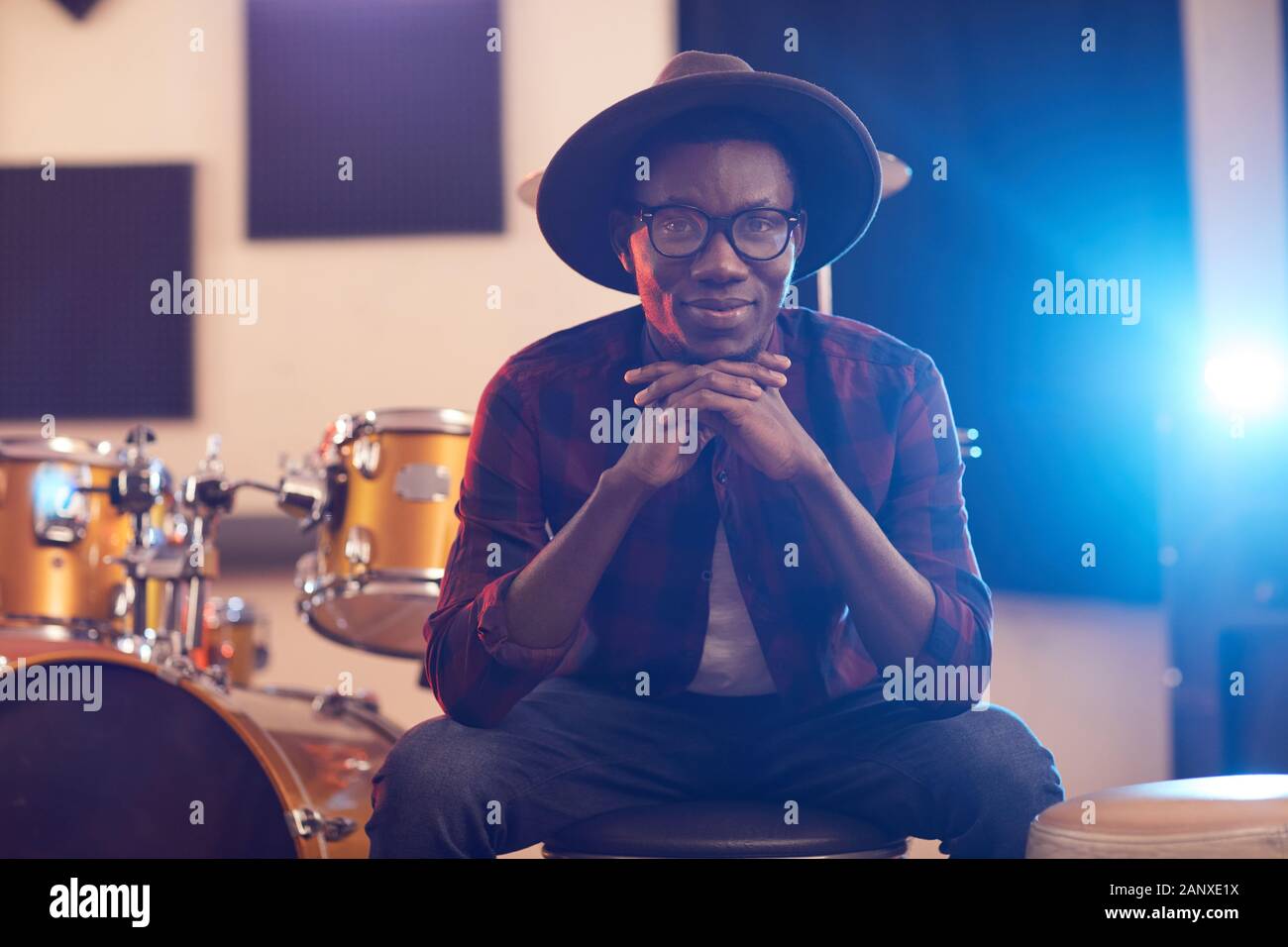 One man band drum hi-res stock photography and images - Alamy