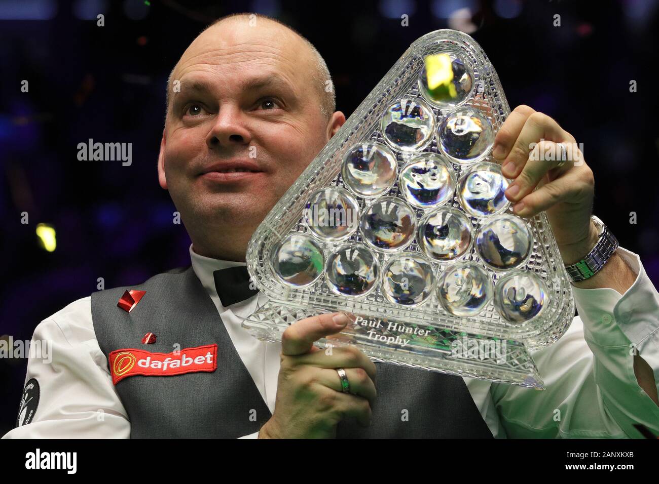 London, Britain. 19th Jan, 2020. Stuart Bingham of England holds his ...