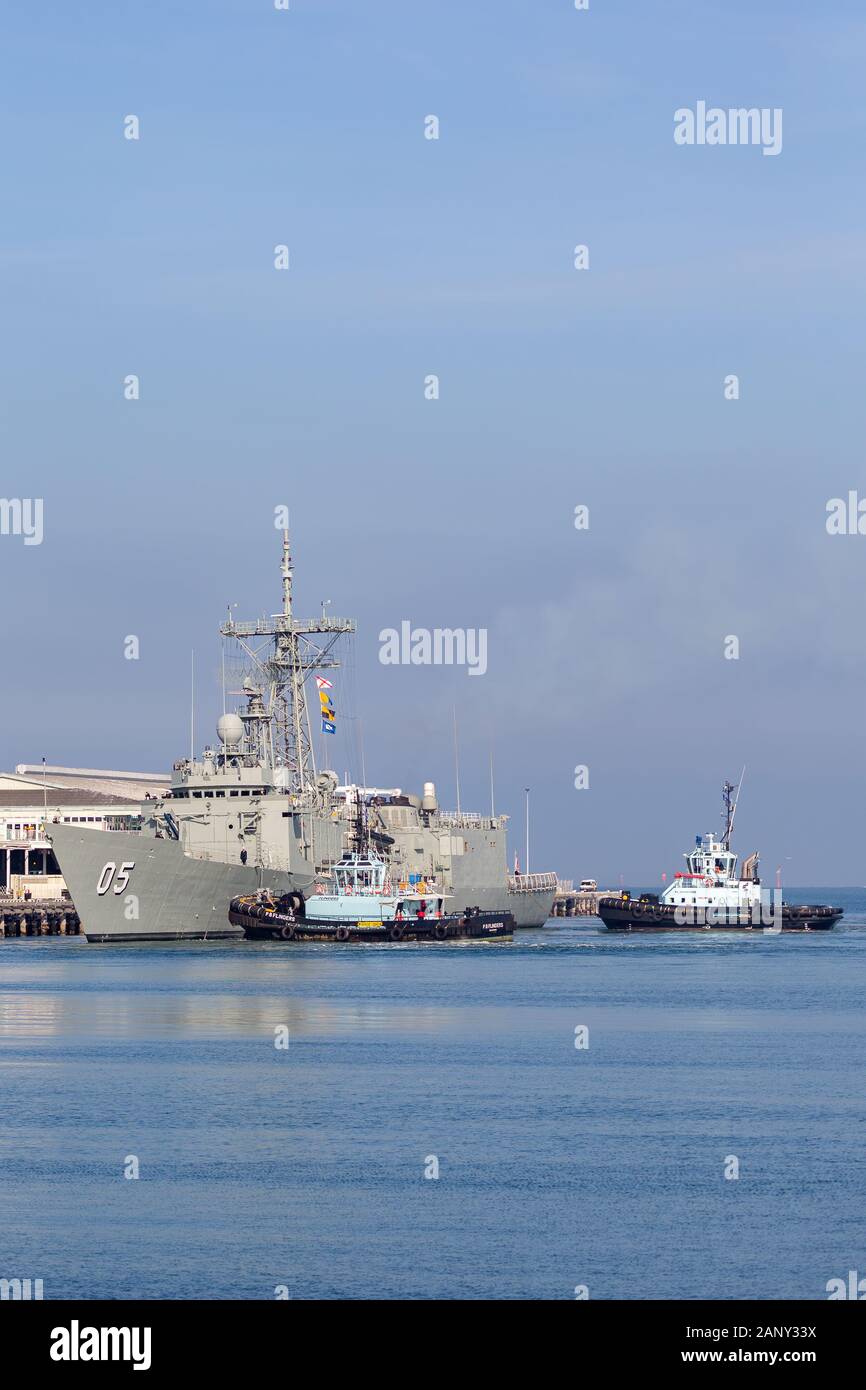 HMAS Melbourne (FFG 05) Adelaide-class guided-missile frigate of the ...