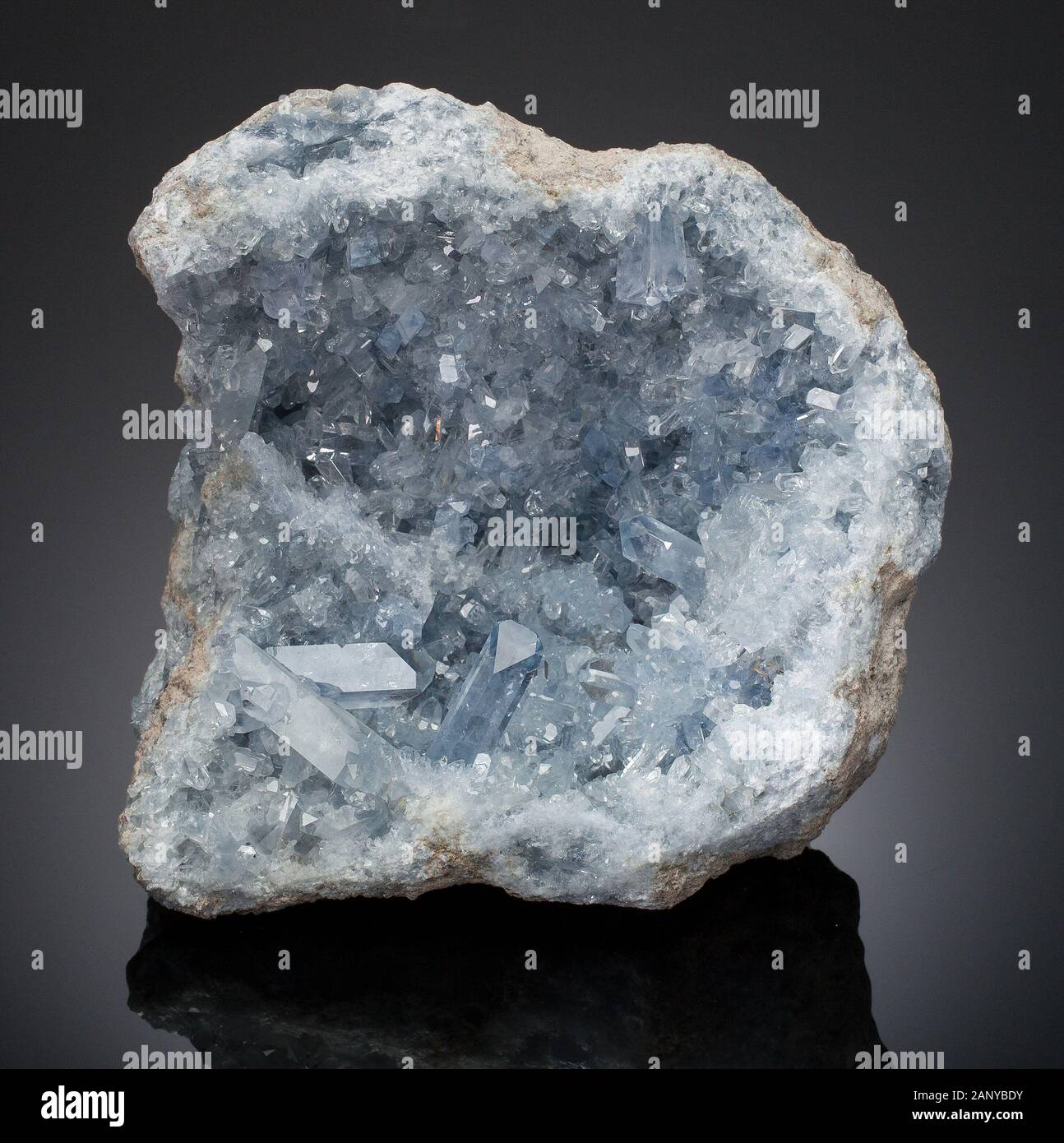 Crystalline rock specimen hi-res stock photography and images - Alamy