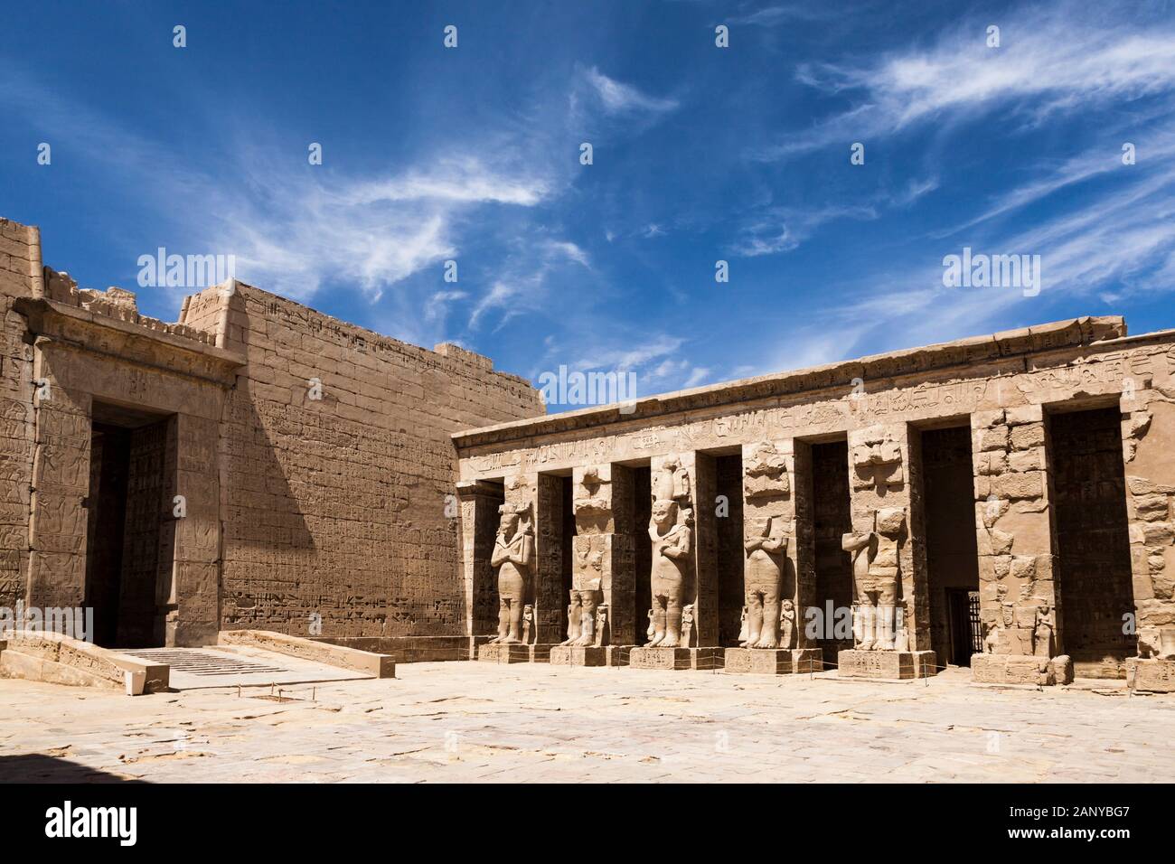 Egyptian courtyard hi-res stock photography and images - Alamy