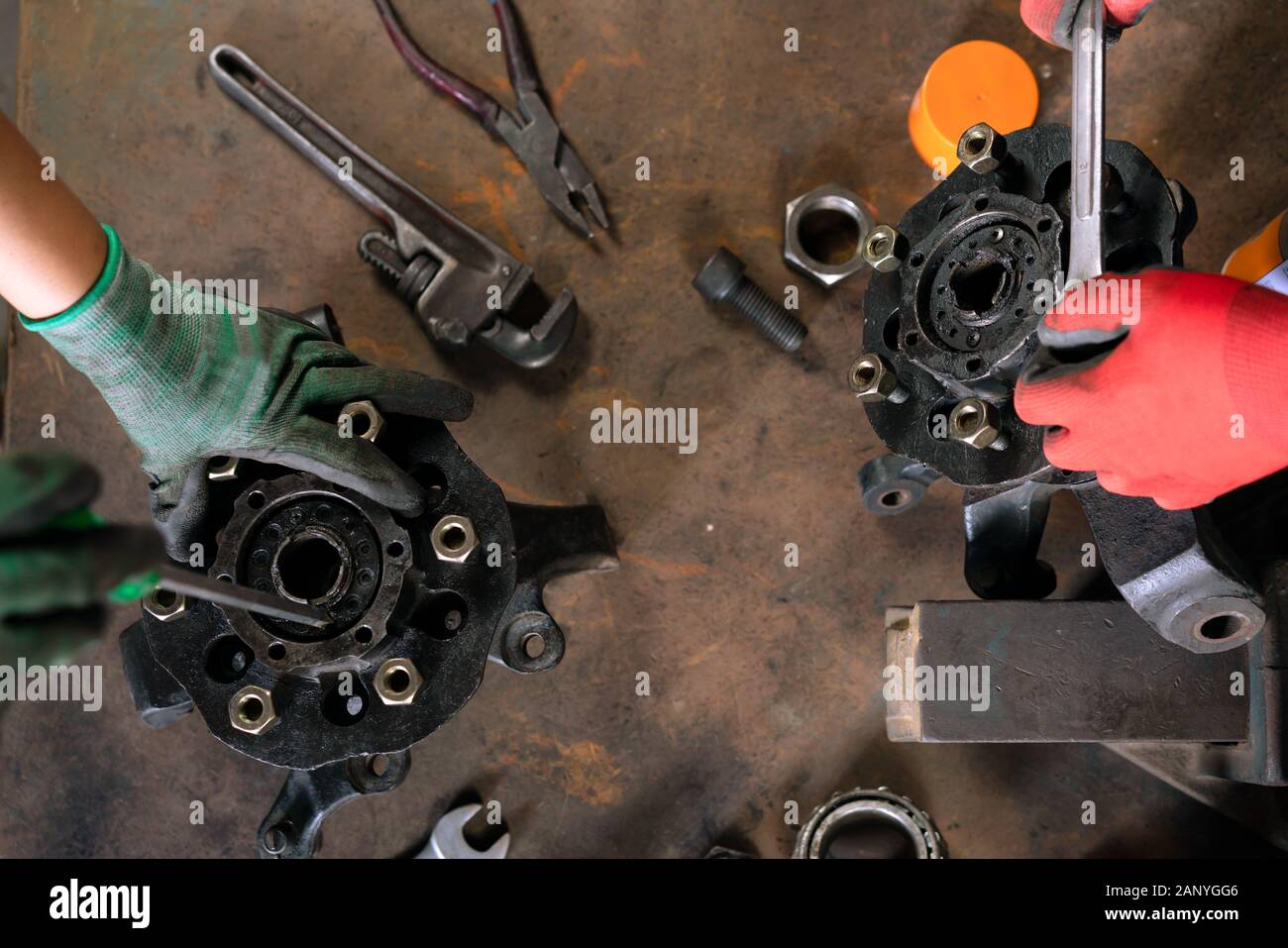 Auto mechanic using bench hi-res stock photography and images - Alamy
