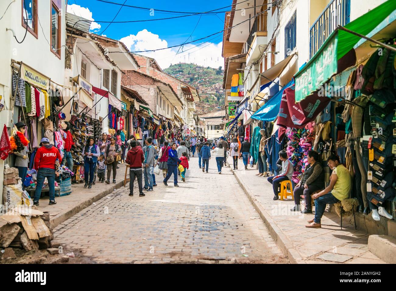 Peru street market women poverty hi-res stock photography and images ...