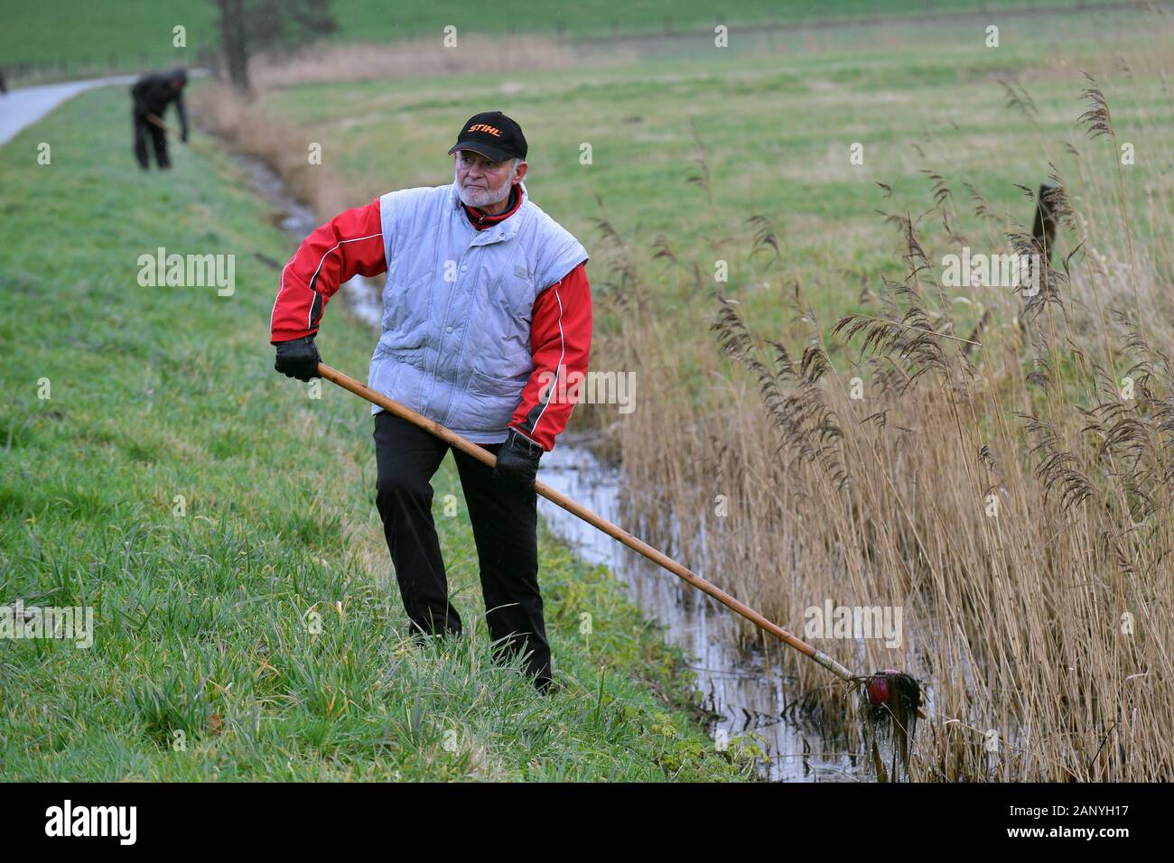 Nordenham, Germany. 18th Jan, 2020. A Bossel player uses a crab (a ...