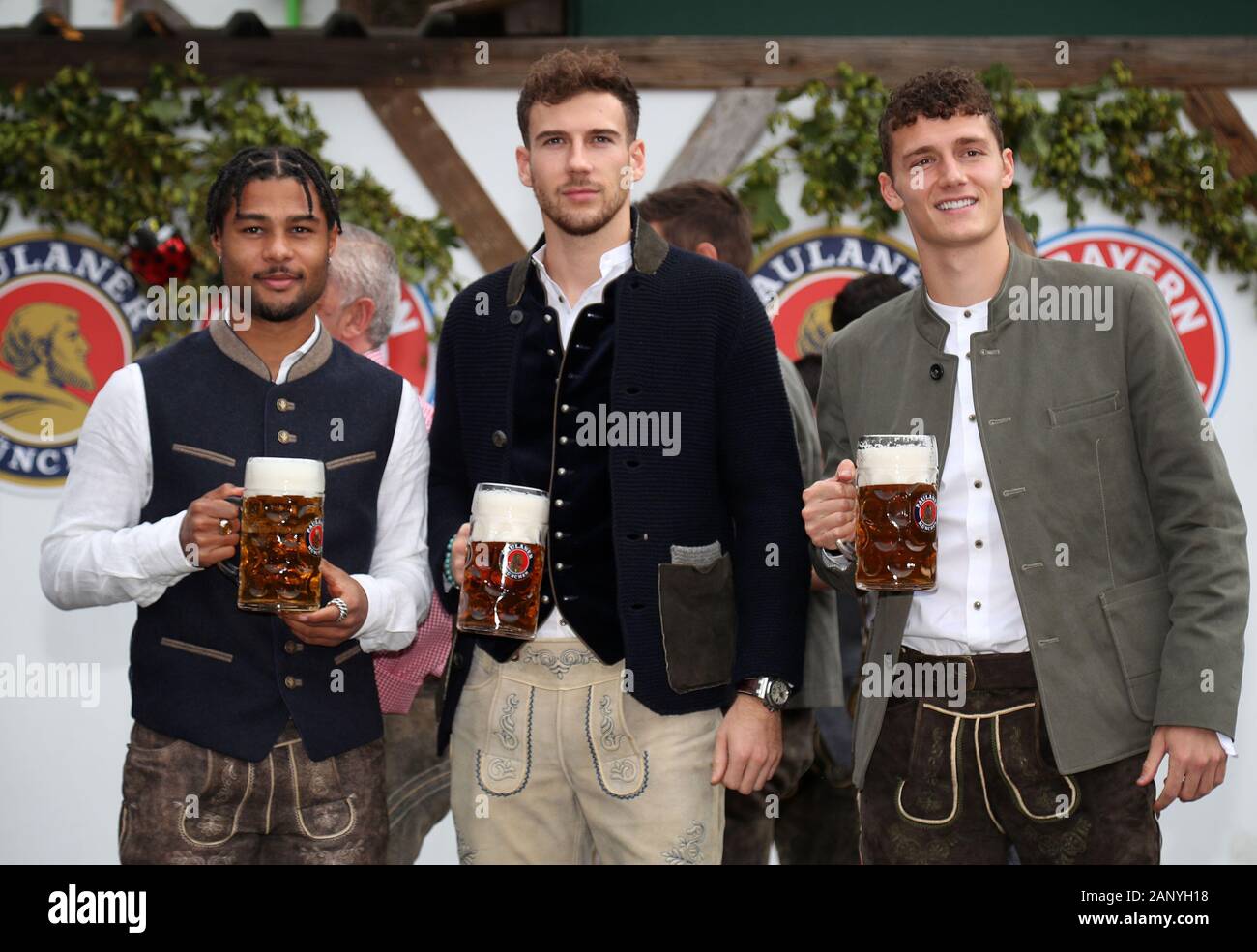 from left: Serge GNABRY (FC Bayern Munich), Leon GORETZKA (FC Bayern ...
