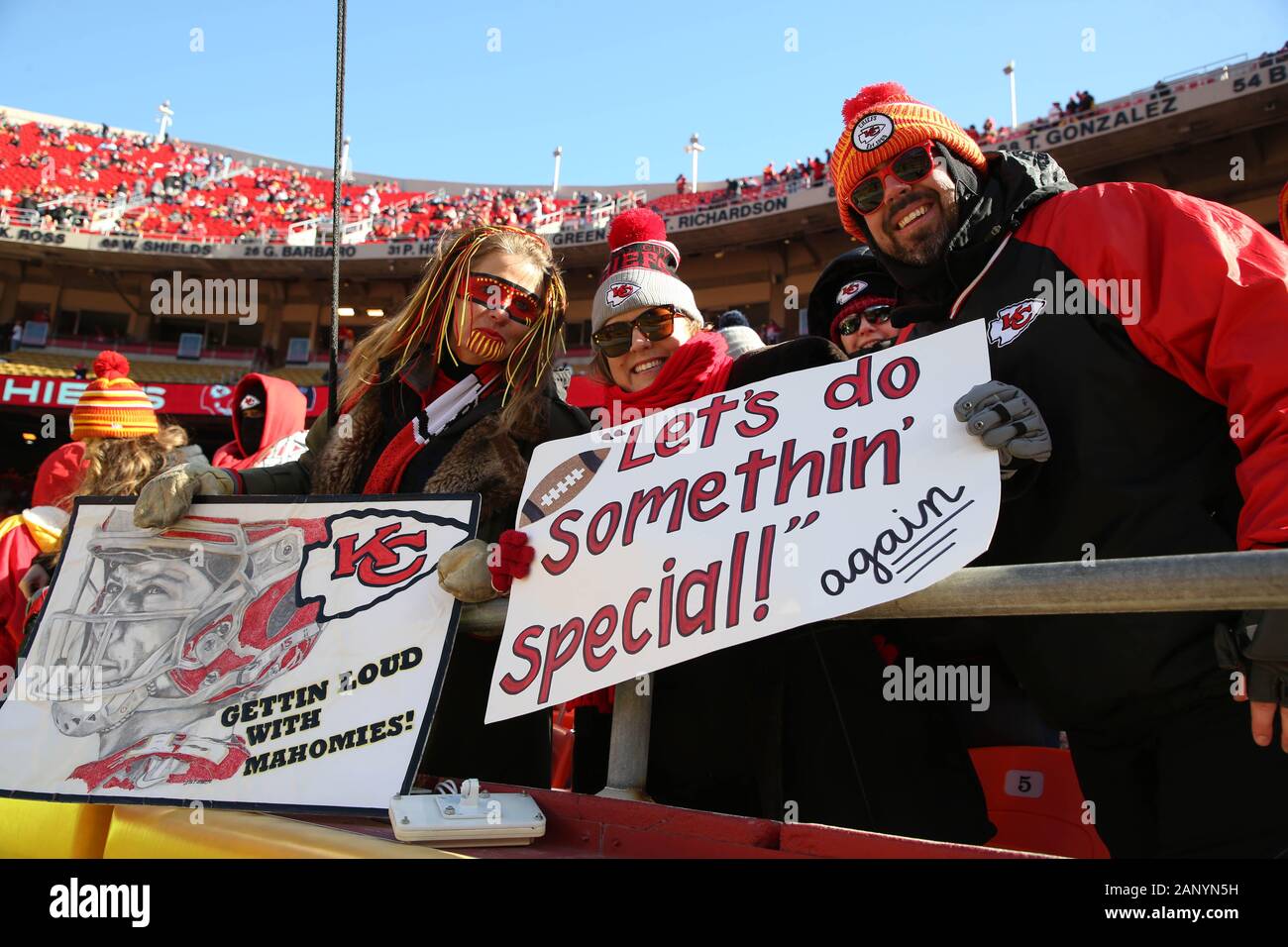 Kansas city chiefs fans cheer hi-res stock photography and images - Alamy