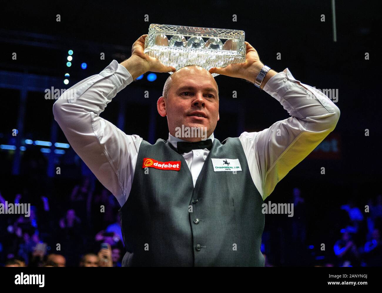 Stuart Bingham celebrates winning the Masters with the Paul Hunter ...