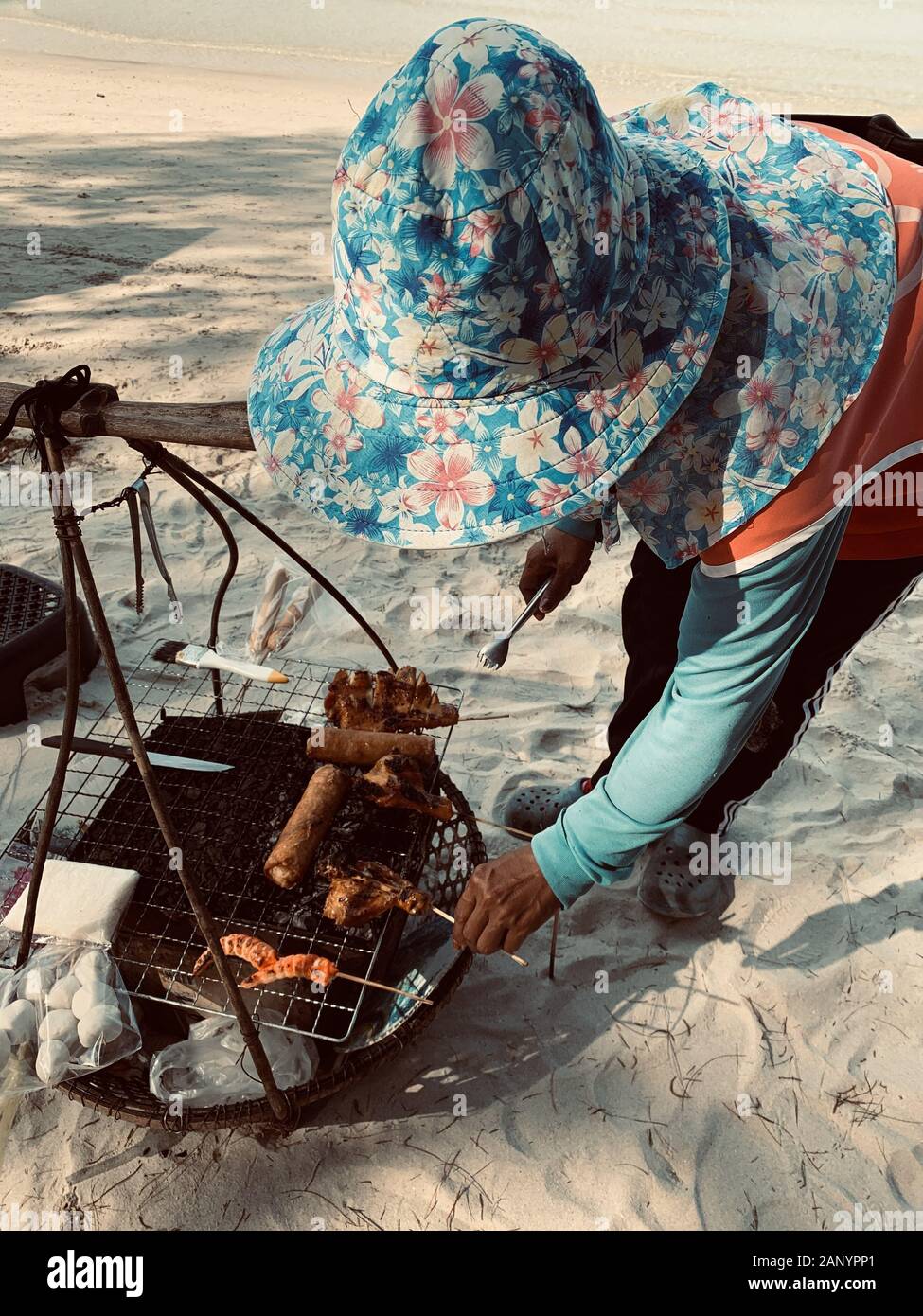 Street food vendor cooking Thai food on the beach Stock Photo - Alamy