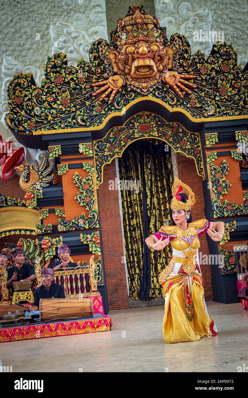 Tari tarian hi-res stock photography and images - Alamy
