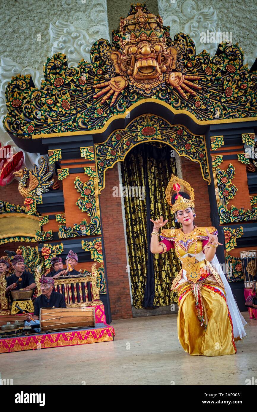 Tari tarian hi-res stock photography and images - Alamy